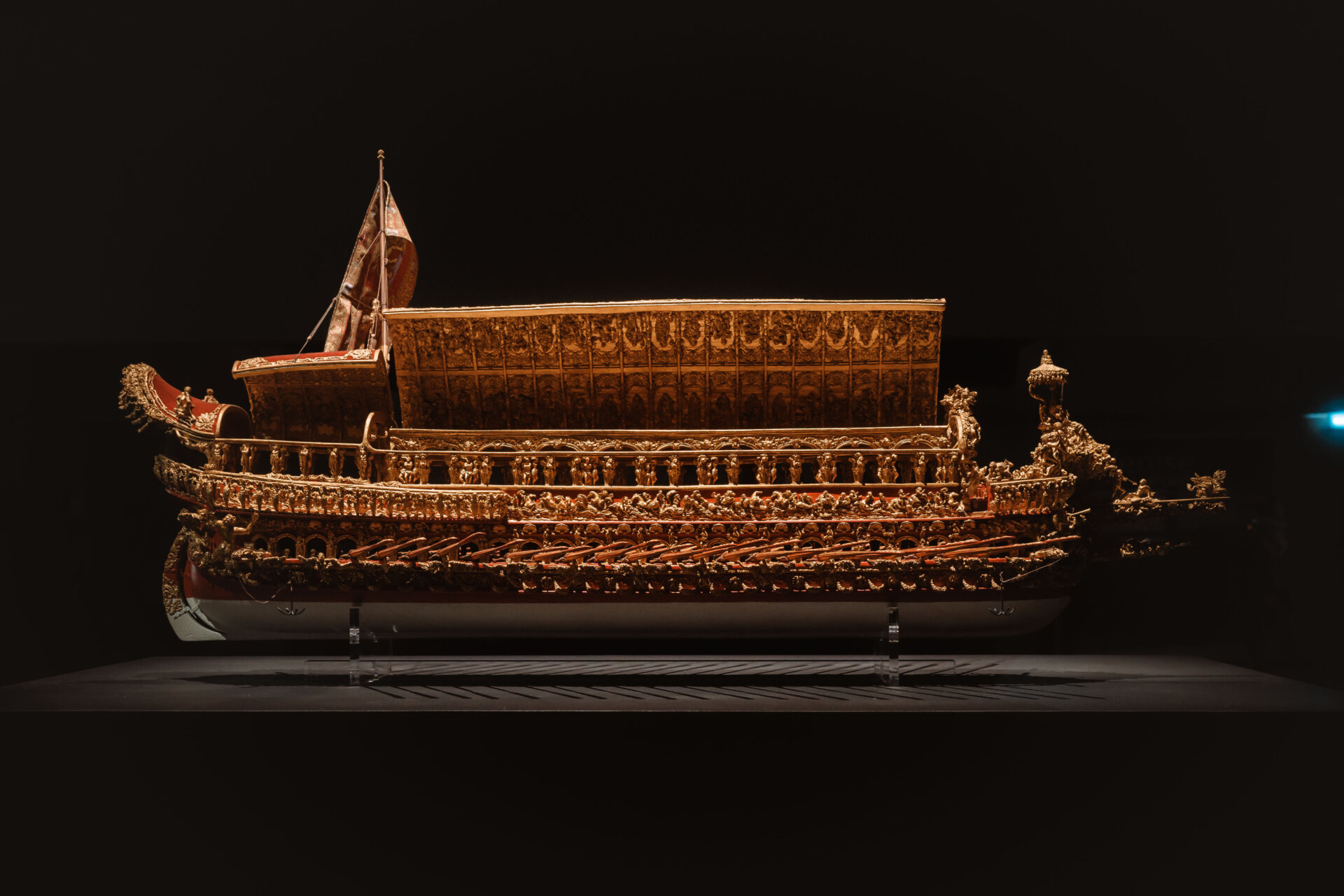 Il Bucintoro veneziano del 1700 realizzato a mano in miniatura: l'opera ...