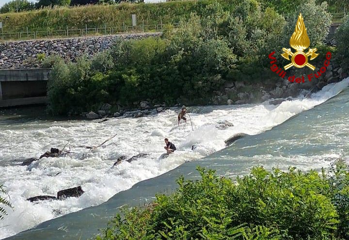 Bloccati sugli scogli del fiume Brenta per l'apertura delle chiuse ...